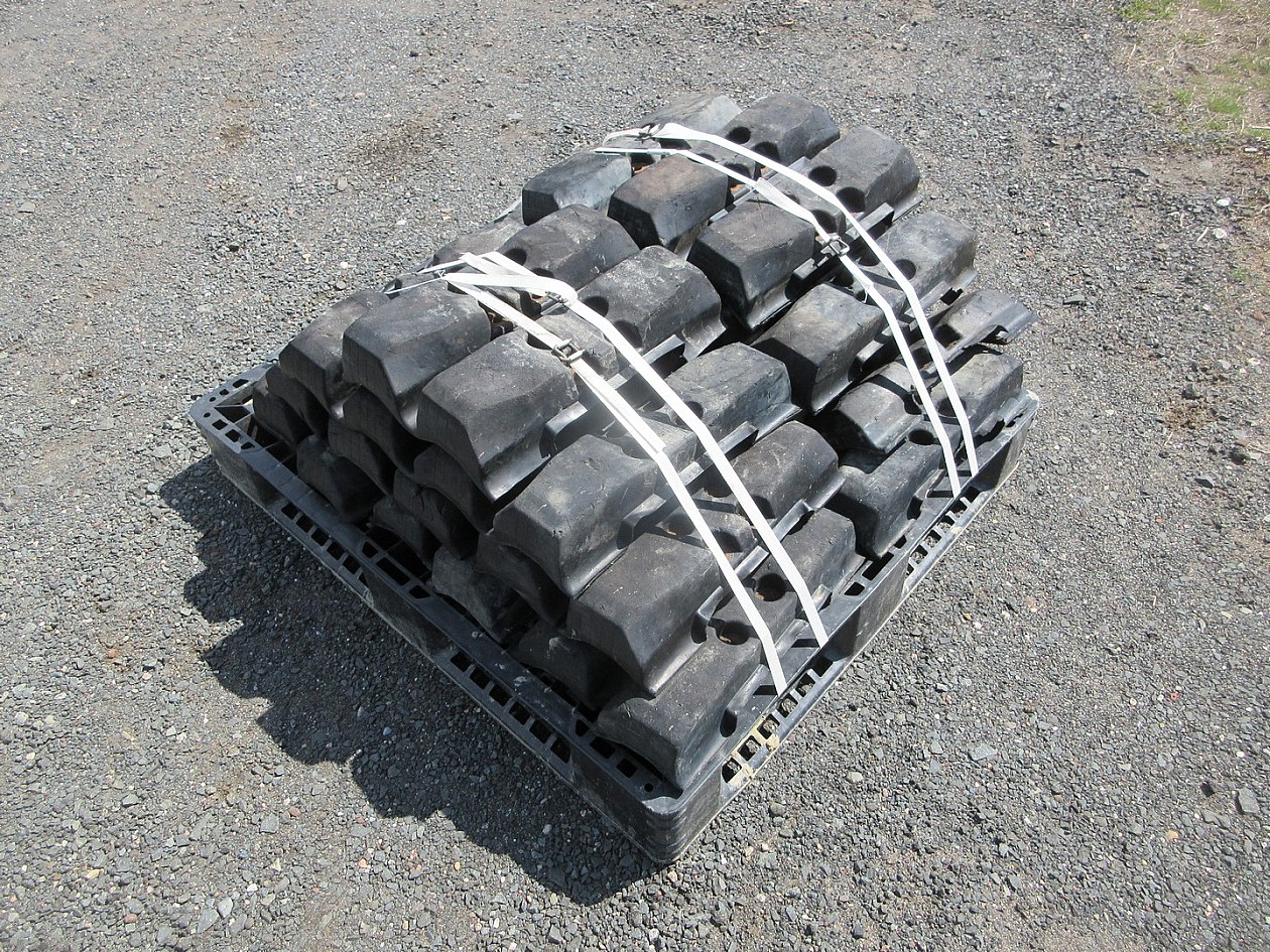 QUANTITY OF 18" RUBBER BLOCK PADS