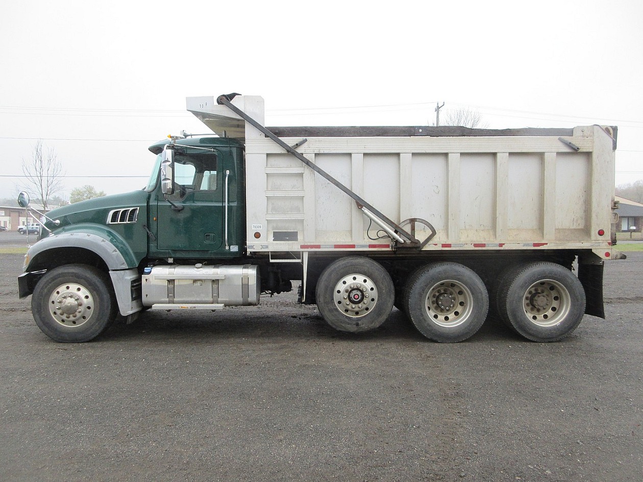 2011 MACK GRANITE GU713 TRI/A DUMP TRUCK
