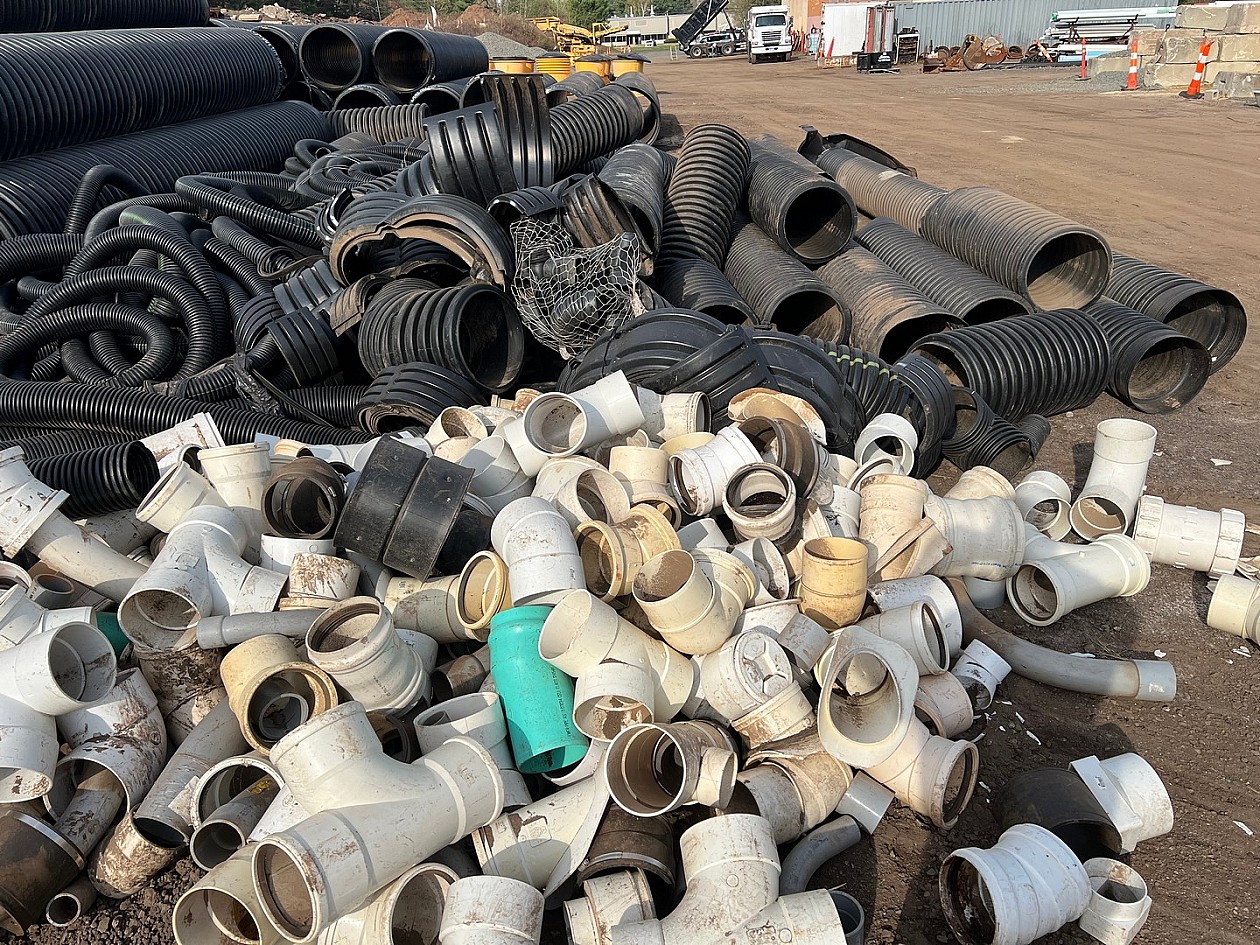 QUANTITY OF ASSORTED PIPE AND FITTINGS