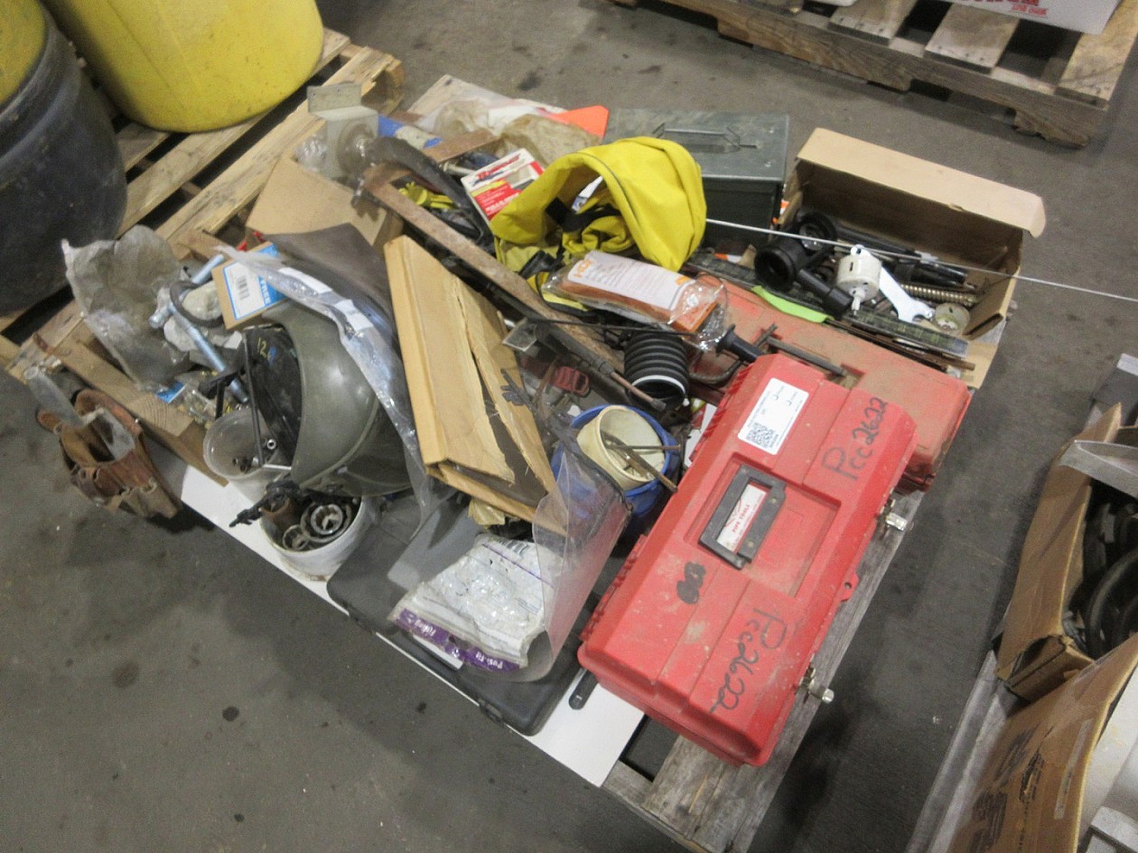 QUANTITY OF ASSORTED TOOLS AND ACCESSORIES