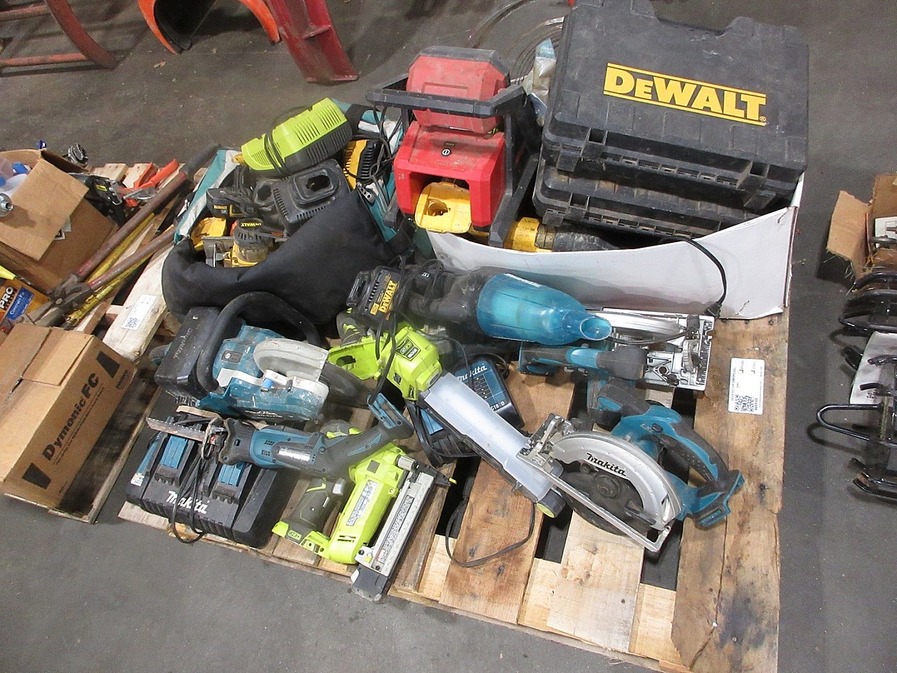 QUANTITY OF ASSORTED POWER TOOLS