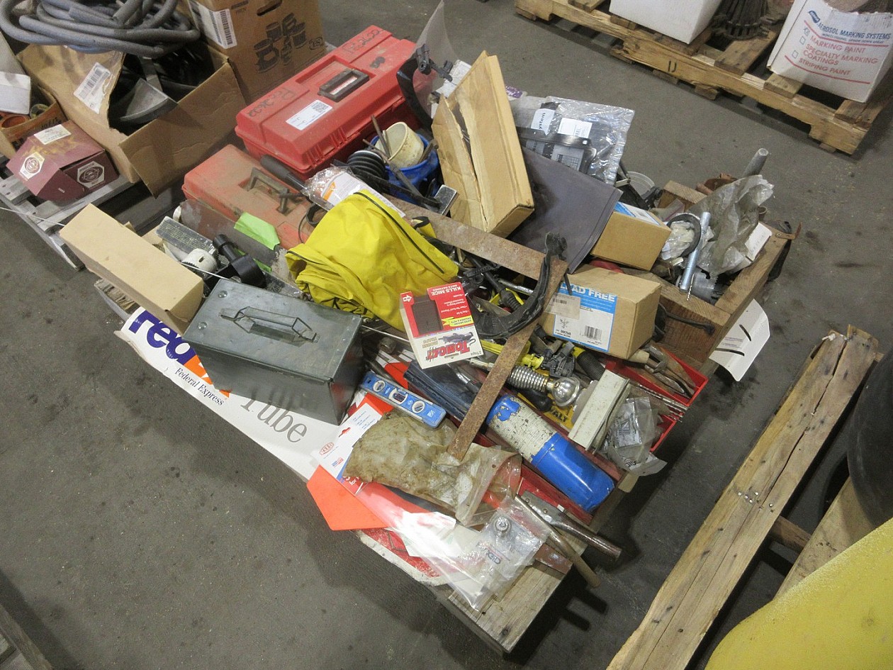 QUANTITY OF ASSORTED TOOLS AND ACCESSORIES