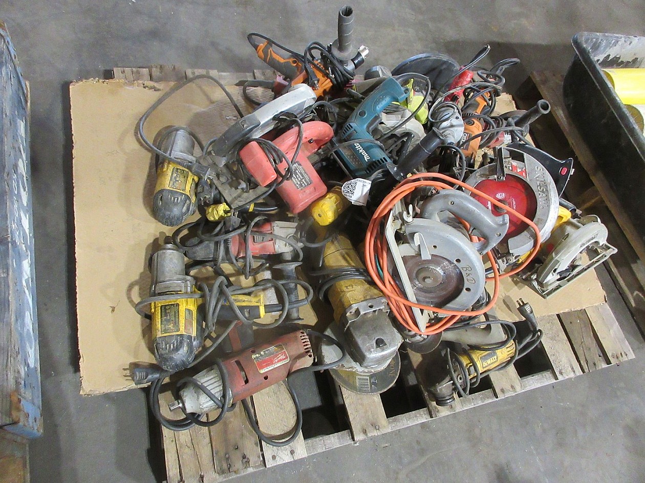 QUANTITY OF ASSORTED POWER TOOLS