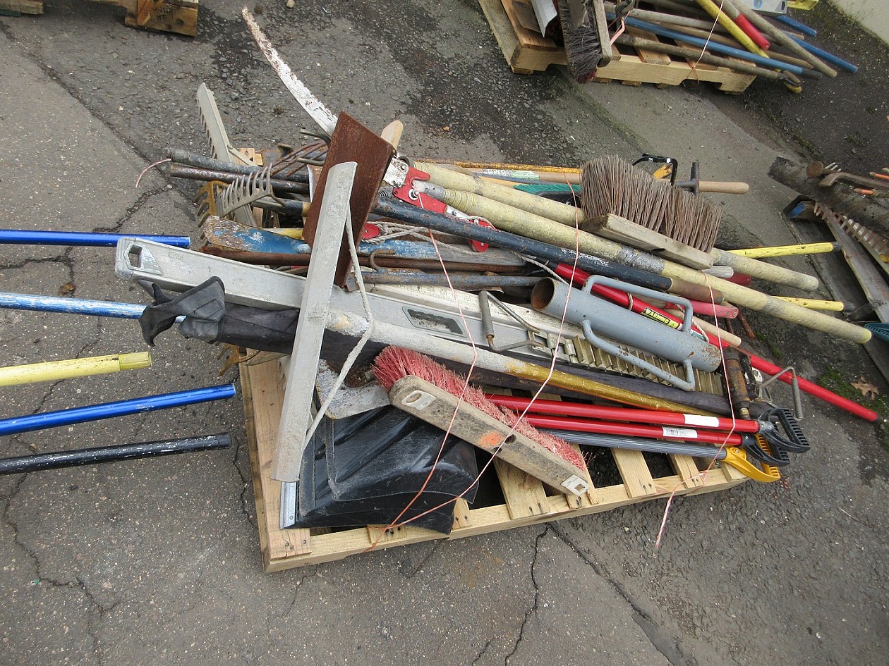 QUANTITY OF ASSORTED HAND TOOLS