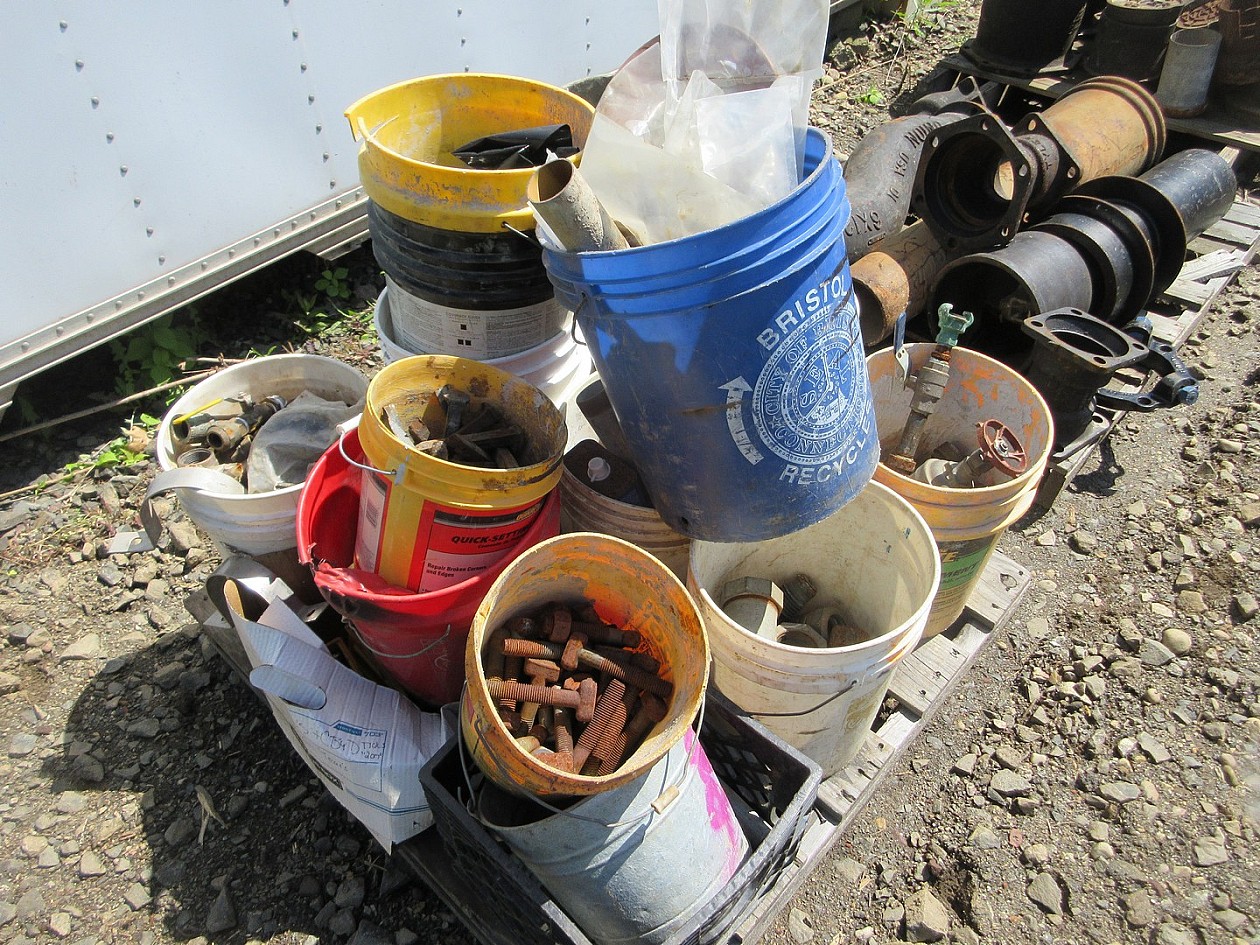 QUANTITY OF ASSORTED PIPE FITTINGS AND HARDWARE