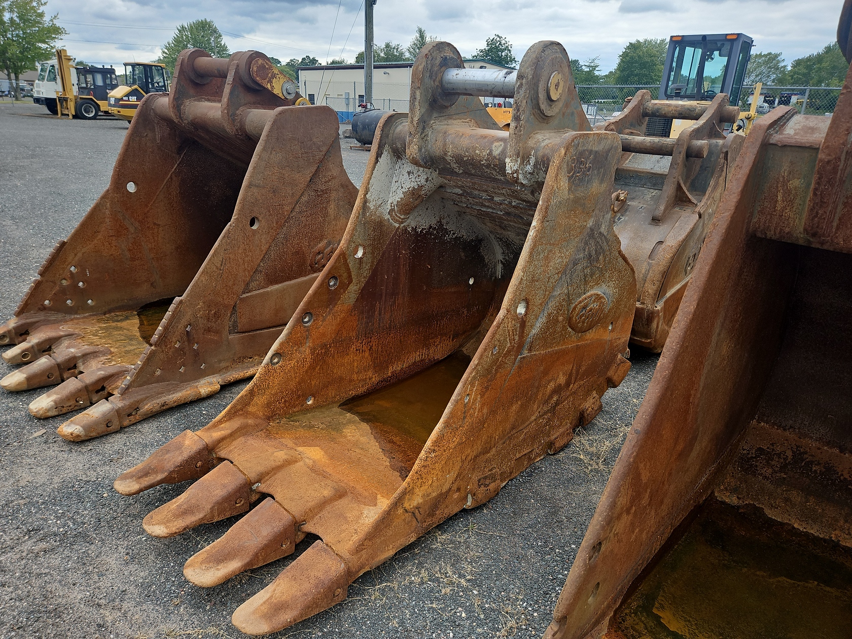 GEITH 36" BUCKET WITH TEETH