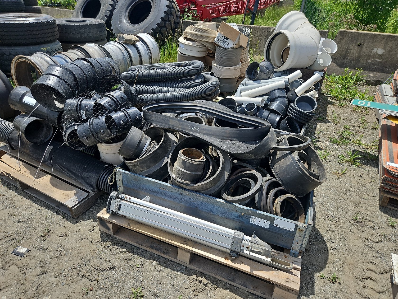 QUANTITY OF ASSORTED PIPE FITTINGS AND FERNCOS