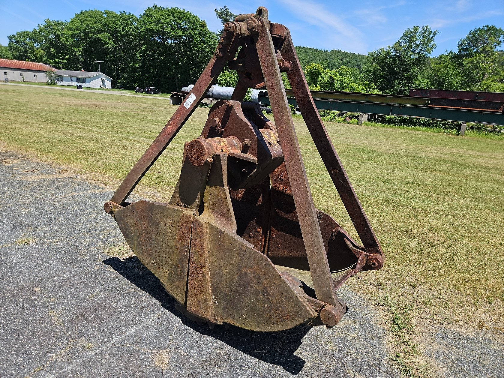 CLAMSHELL BUCKET