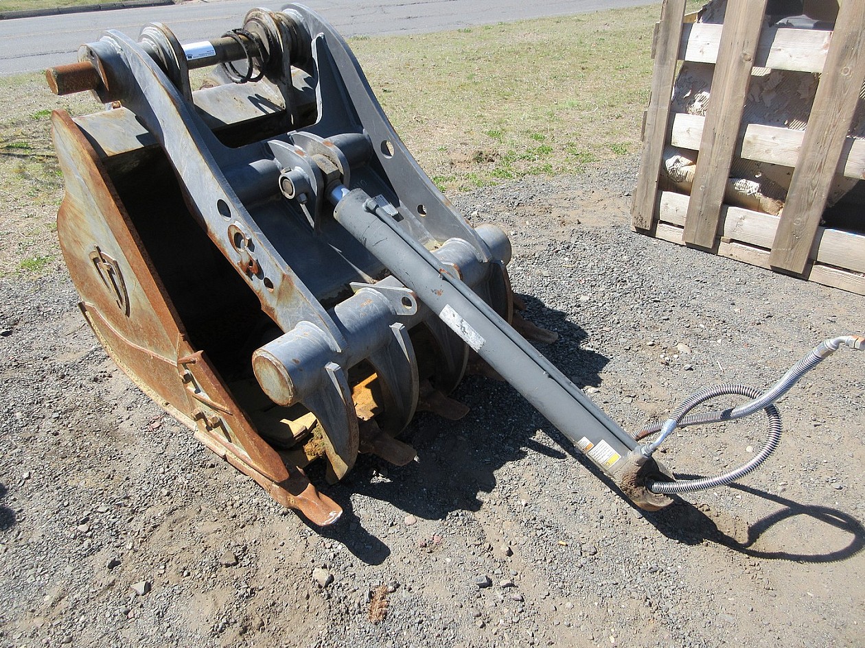 JRB 36" Bucket With Teeth