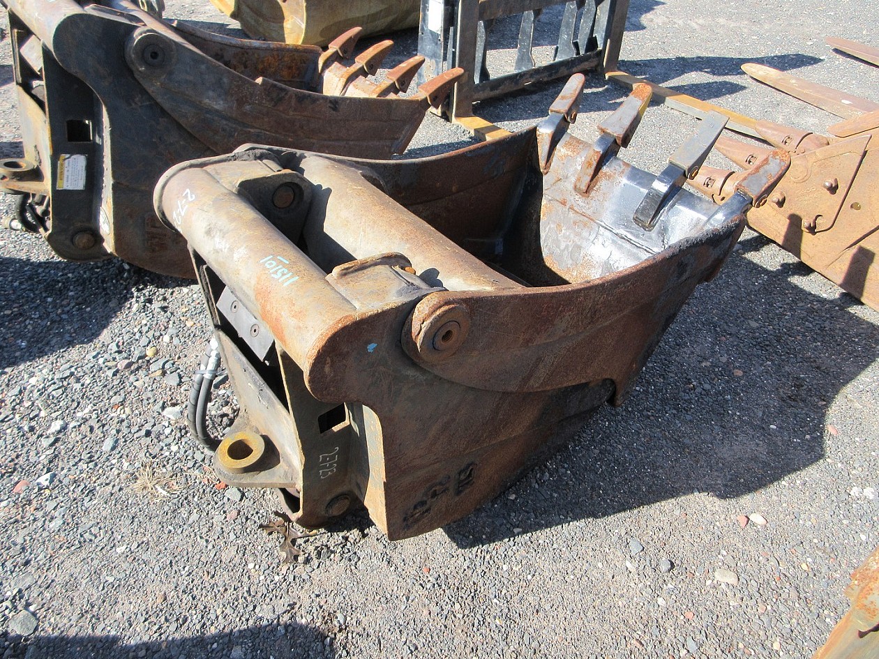 WR 24" Hyd Clamshell Bucket With Teeth