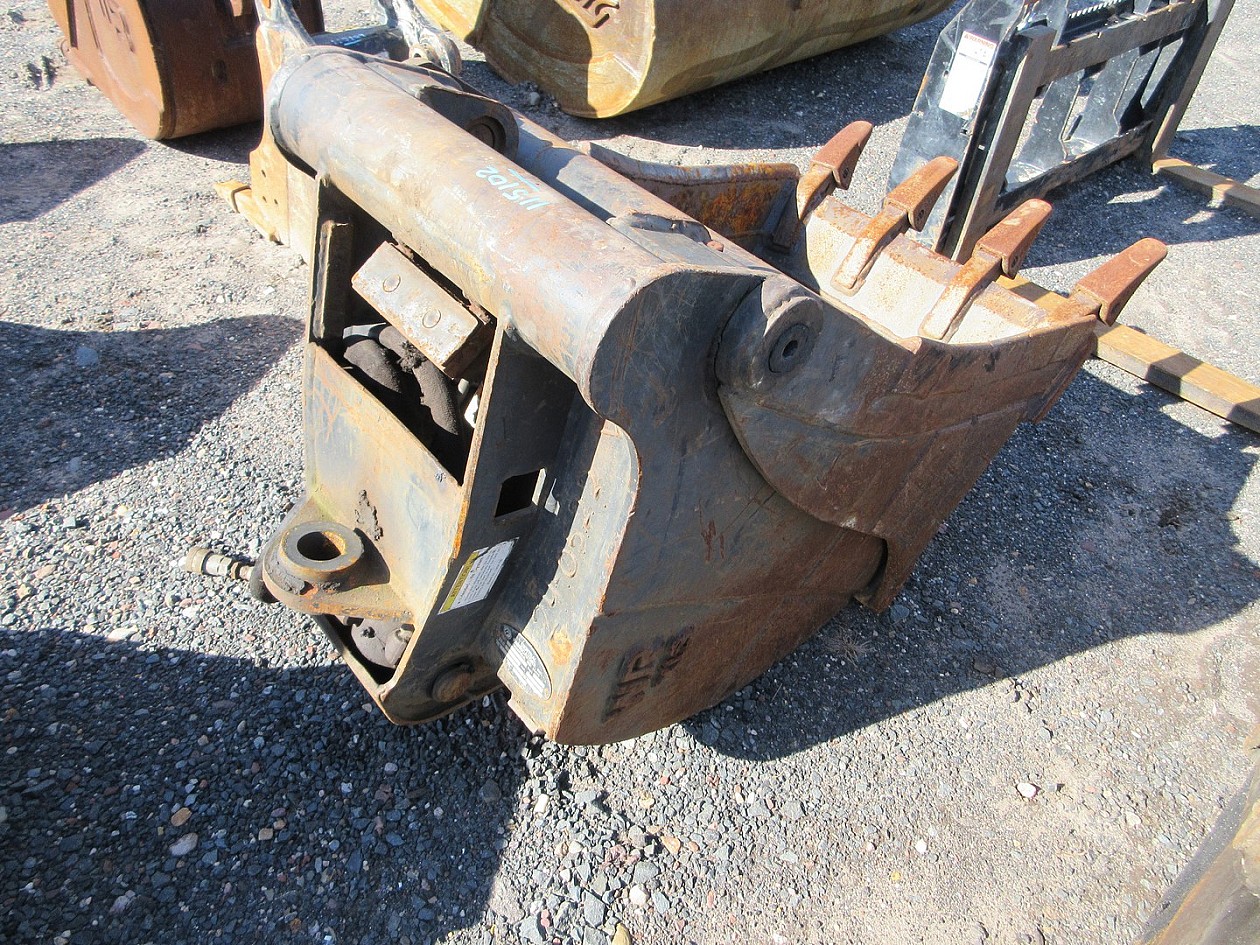 WR 24" Hyd Clamshell Bucket With Teeth