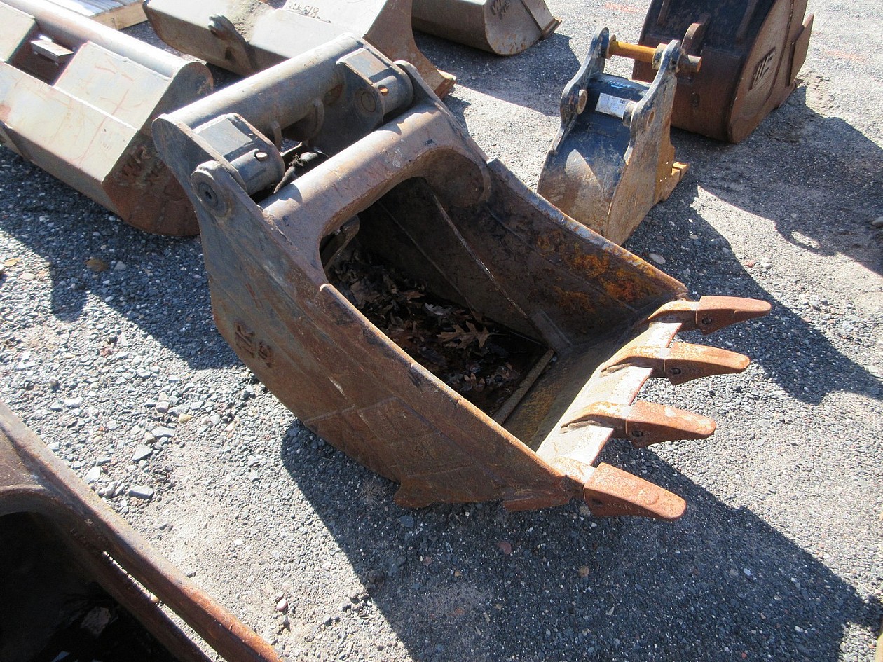 WR 24" Hyd Clamshell Bucket With Teeth