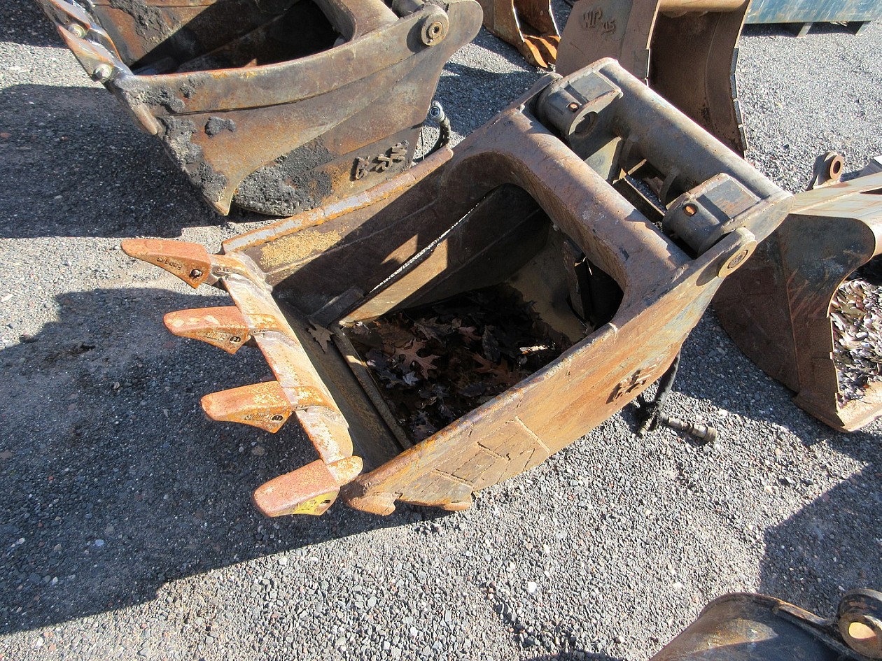 WR 24" Hyd Clamshell Bucket With Teeth