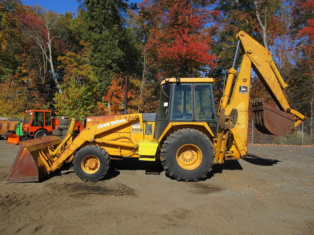JOHN DEERE 710B BACKHOE LOADER