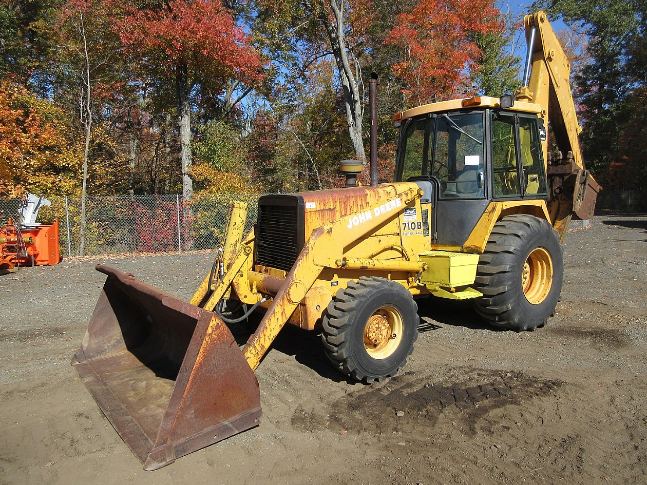JOHN DEERE 710B BACKHOE LOADER