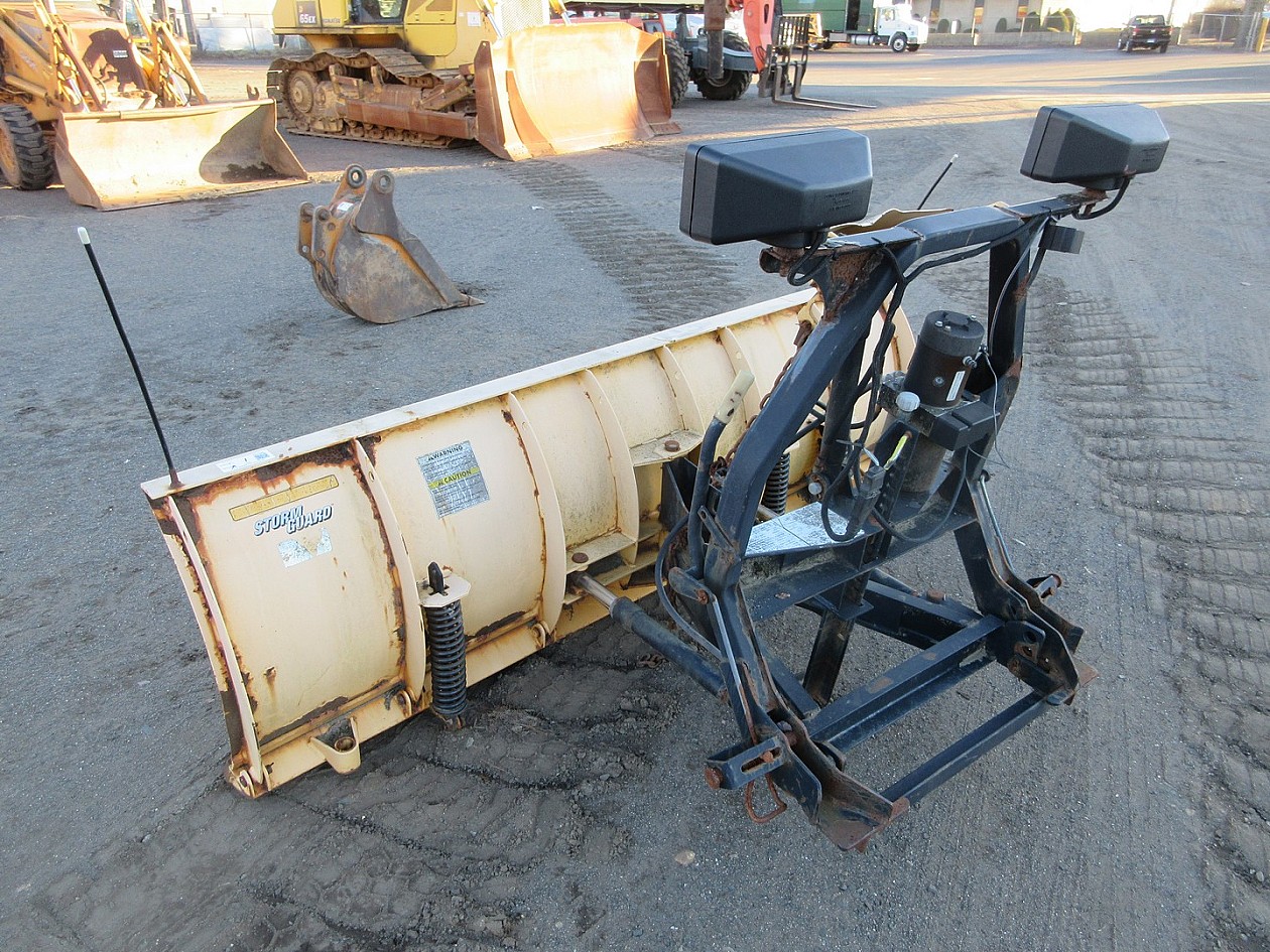 FISHER MINUTE MOUNT 2 7.5' SNOW PLOW