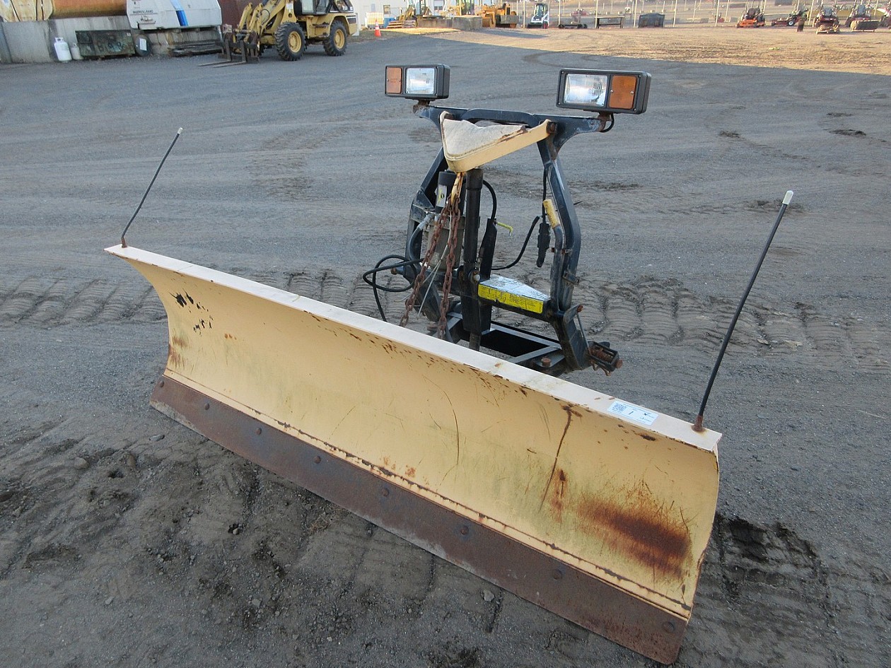 FISHER MINUTE MOUNT 2 7.5' SNOW PLOW