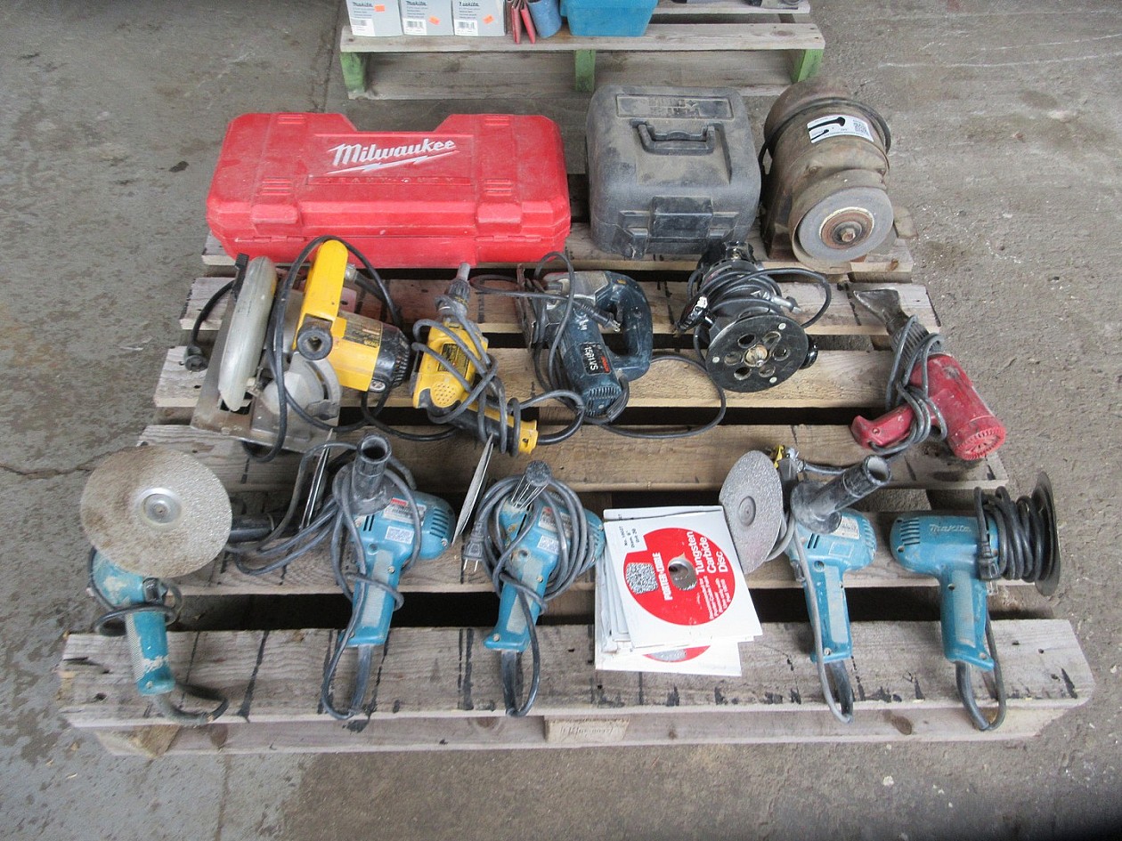 QUANTITY OF ASSORTED POWER TOOLS