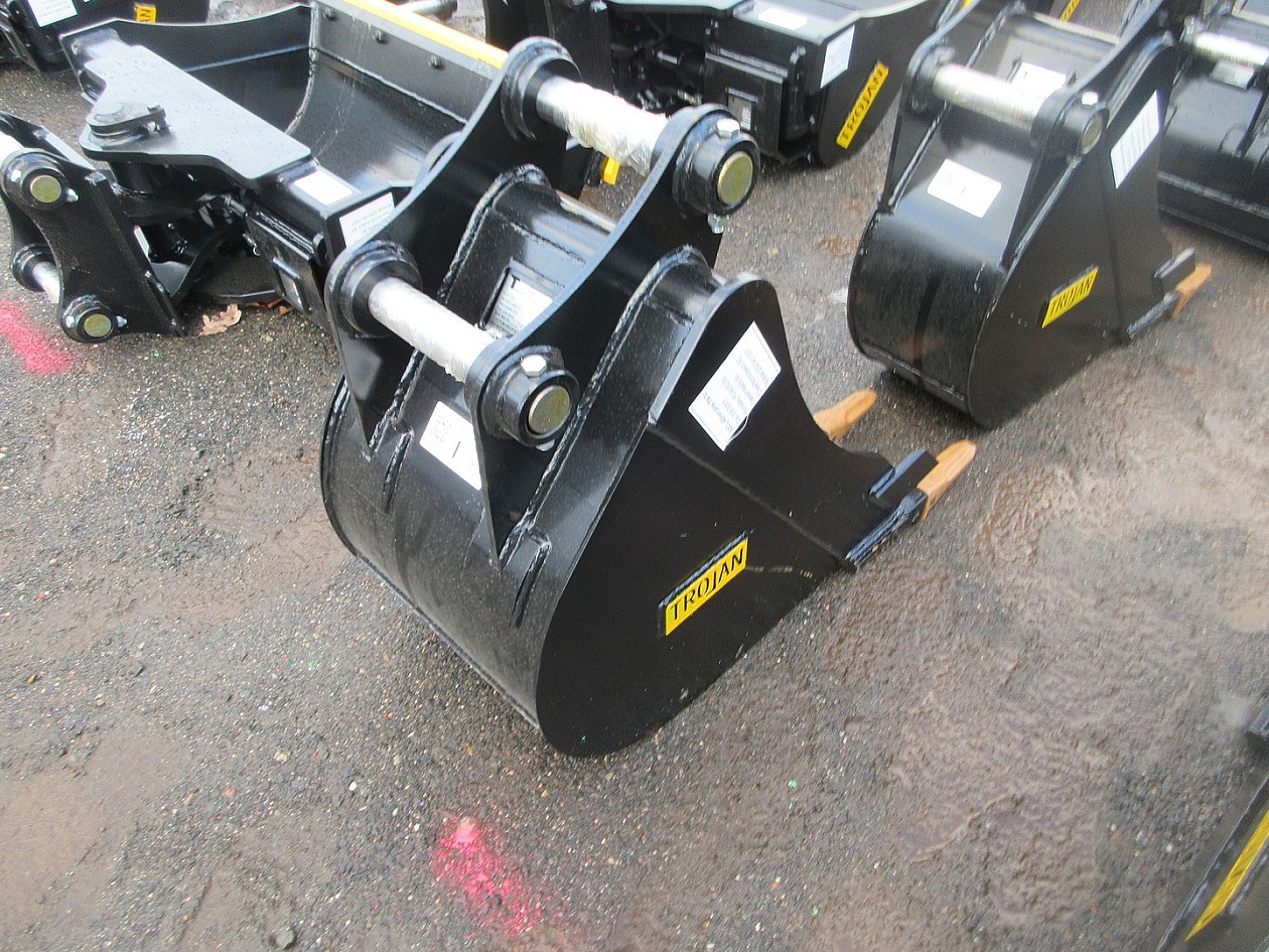 TROJAN 18" BUCKET WITH TEETH
