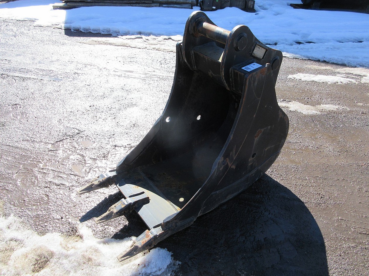24" EXCAVATOR BUCKET WITH TEETH