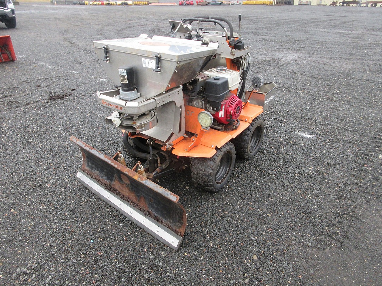 SNOWRATOR ZX4 RIDE ON SAND/SALT SPREADER