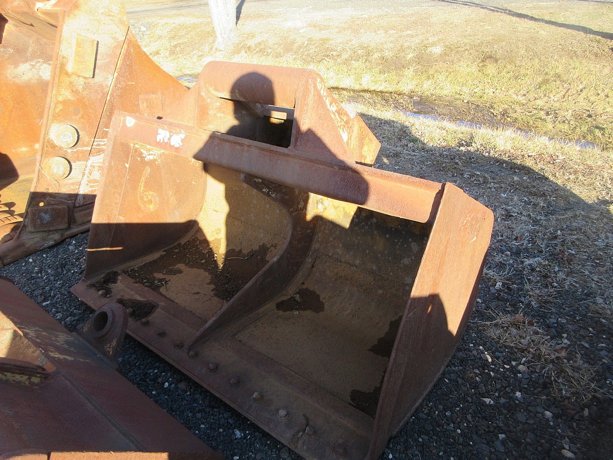 72" GEITH BUCKET WITH TEETH