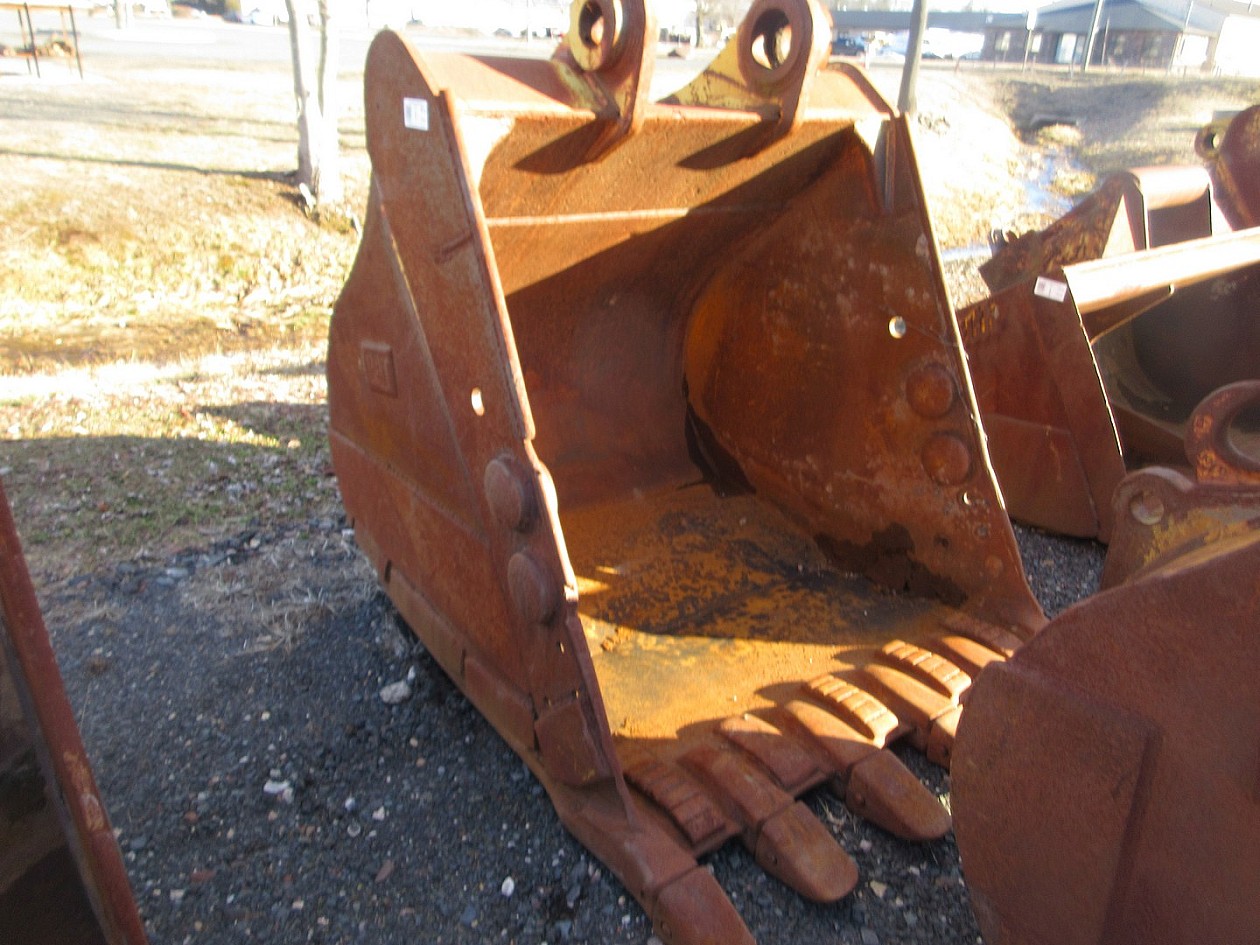 56" CAT BUCKET WITH TEETH