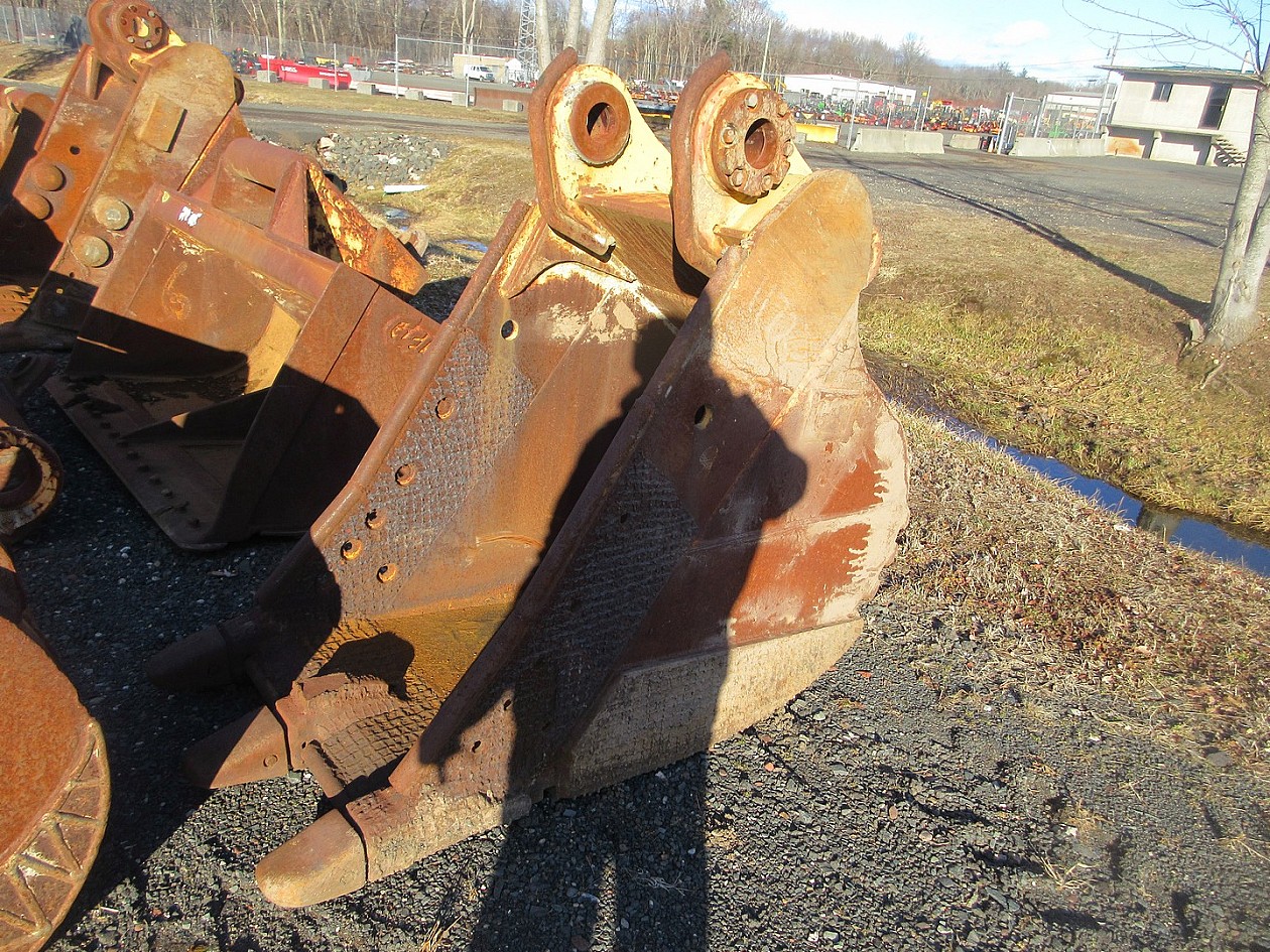 32" CAT BUCKET WITH TEETH