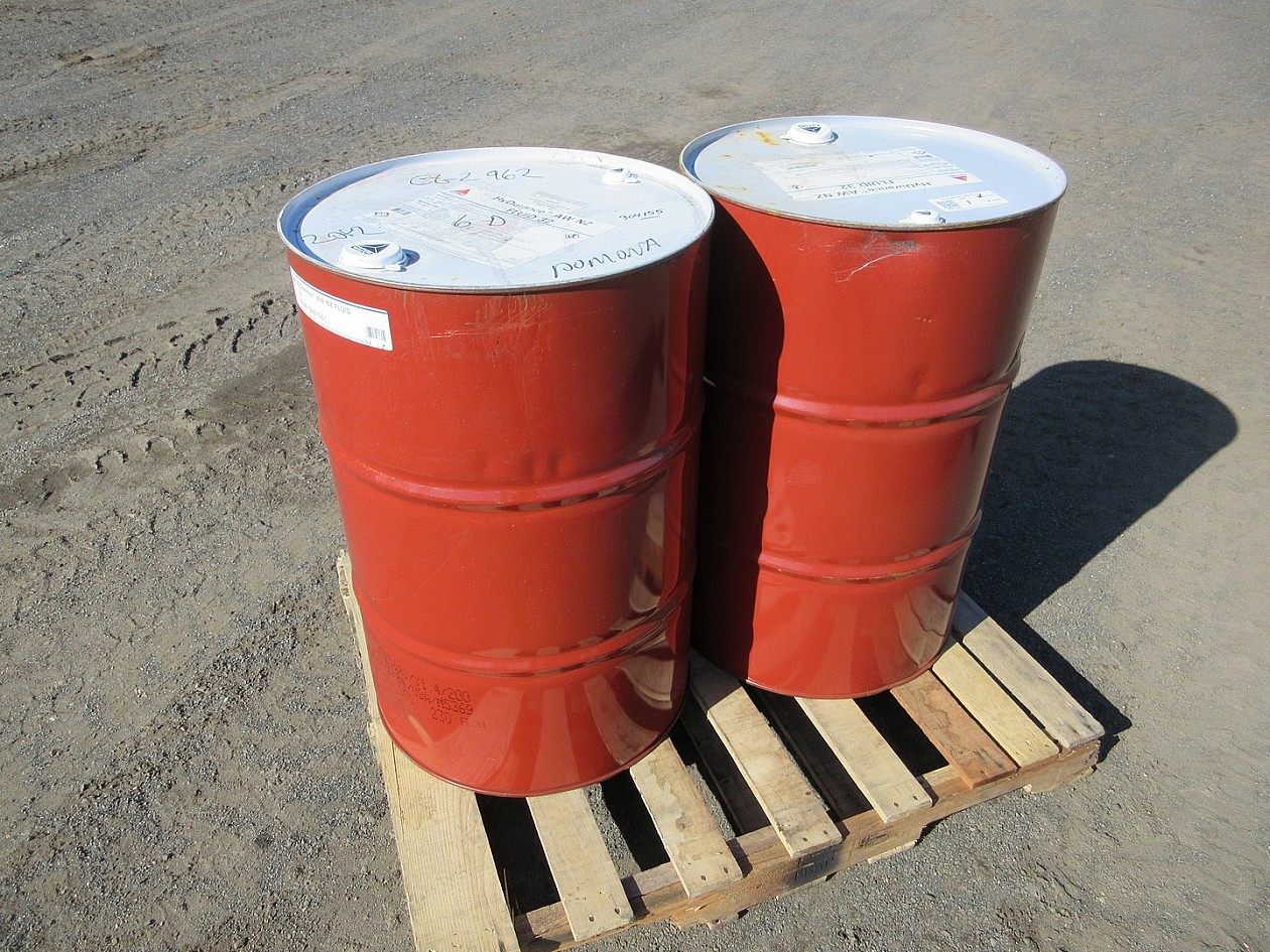 (2) 55 GALLON DRUMS OF AW32 HYDRAULIC OIL