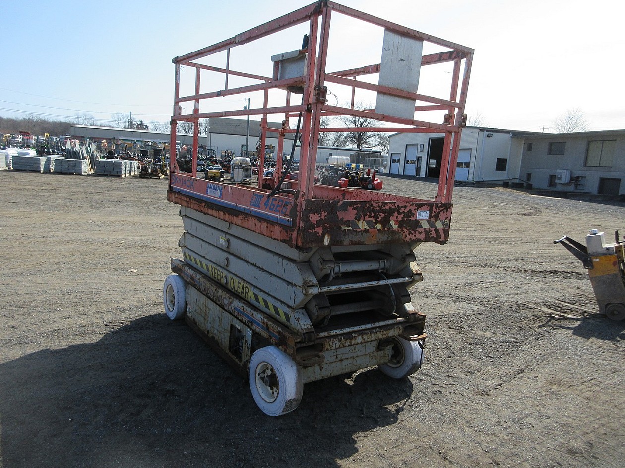SKYJACK 4626 ELECTRIC SCISSOR LIFT