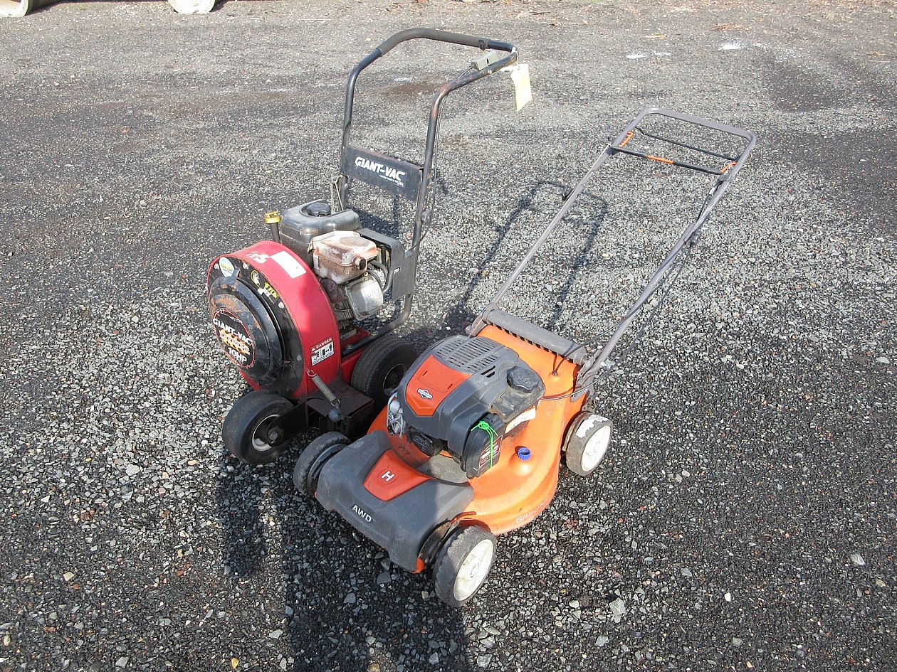 GIANT VAC LEAF BLOWER,